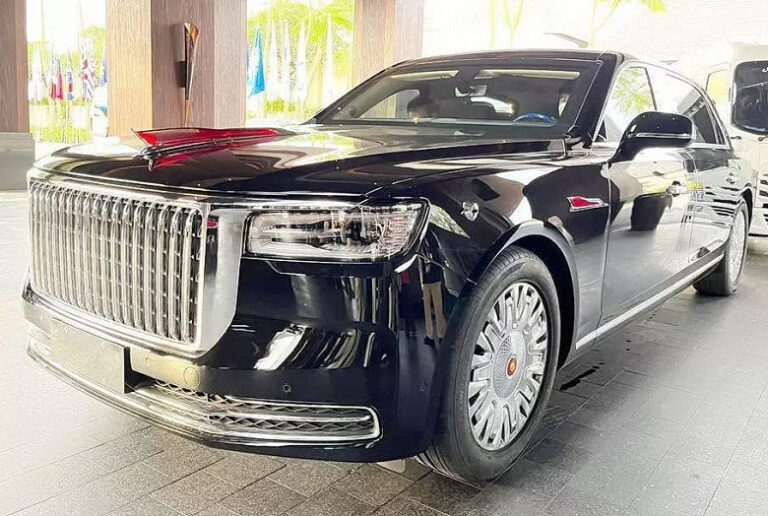 Secret Chinese armored cars Hongqi N701 lit up in Moscow