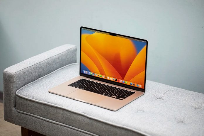 What do journalists write about the largest MacBook Air in history?