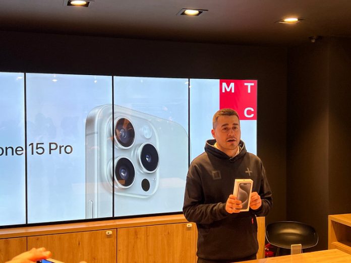 The first iPhone 15 Pro Max was brought and unpacked