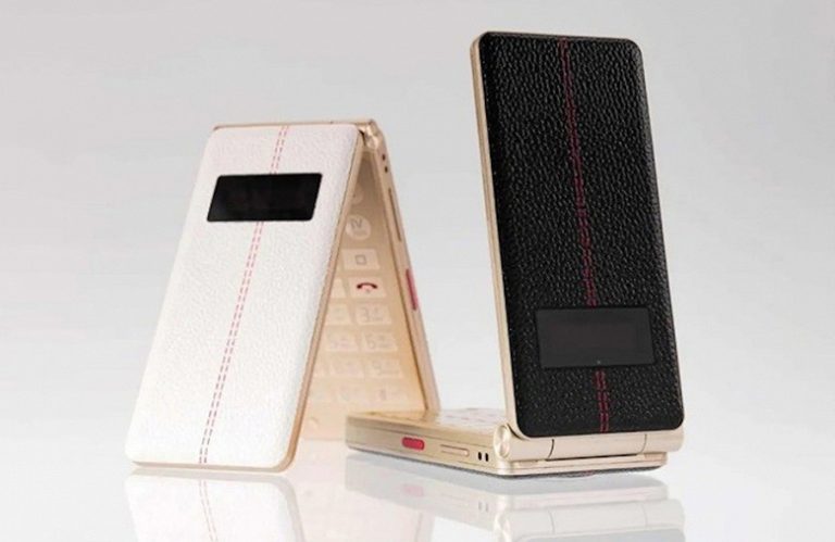 A push-button clamshell Mode 1 Retro II with Android 13 and a 48 ...